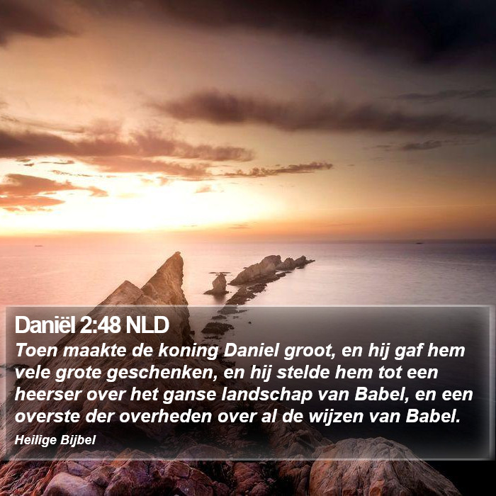 Daniël 2:48 NLD - Toen maakte de koning Daniel groot, en hij gaf